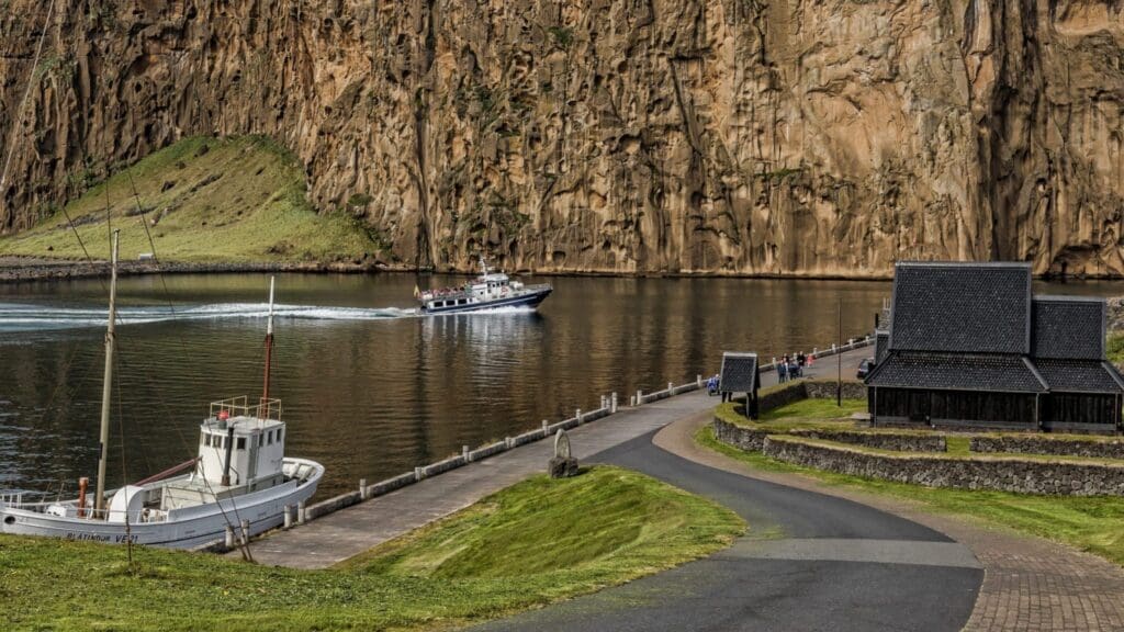 Round tour at sea - Visit Westman Islands with Local Guides ...